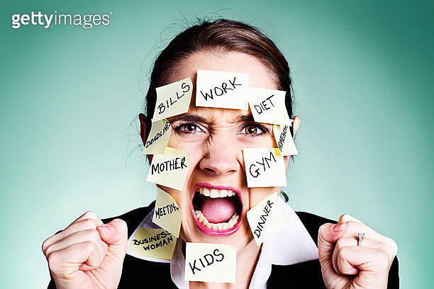 No more! Angry woman covered in task reminders rebels (175030848) - 게티이미지뱅크