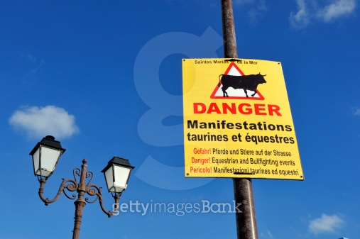 Warning sign in three languages (187644288) - 게티이미지뱅크