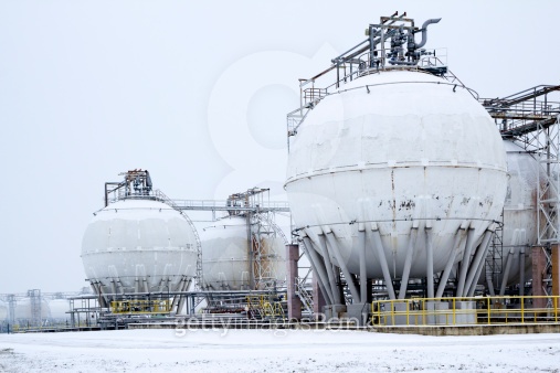 round oil tanks under snow cover 이미지 (164661412) - 게티이미지뱅크