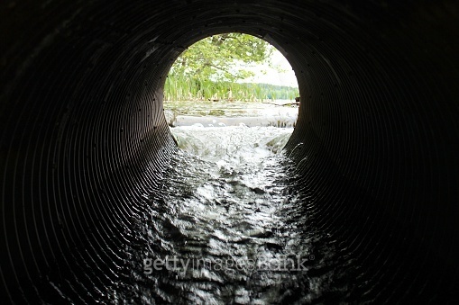 Water Flowing Through Culvert With View of Lake (471772923) - 게티이미지뱅크