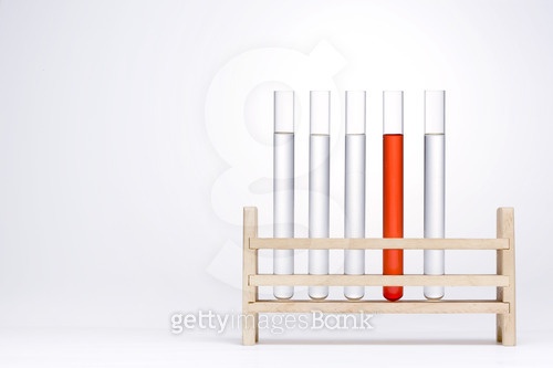 Red test tube in rack among clear test tubes 이미지 (a4002341) - 게티이미지뱅크