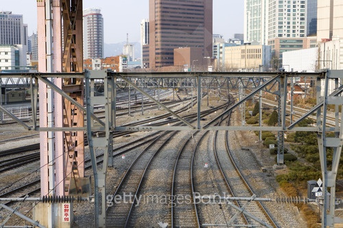 Power lines over urban train tracks 이미지 (a4002520) - 게티이미지뱅크