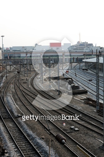 Power lines over urban train tracks 이미지 (a4003100) - 게티이미지뱅크