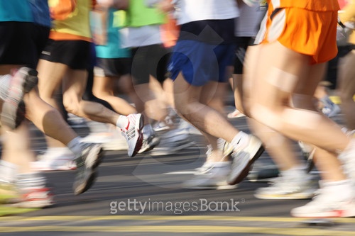 Long exposure of marathon runners’ legs on city street 무료 이미지 (a4002131 ...