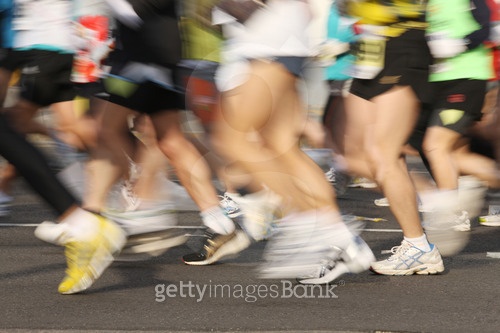 Long exposure of marathon runners’ legs on city street 무료 이미지 (a4002146 ...