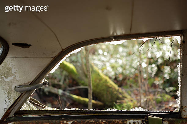 view through old car window 이미지 (187535634) - 게티이미지뱅크