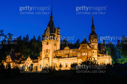 Night view of Peles castle - Romania landmark (458414405) - 게티이미지뱅크