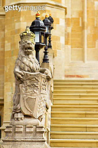 Lion and Shield Statue St George's Chapel (163908569) - 게티이미지뱅크