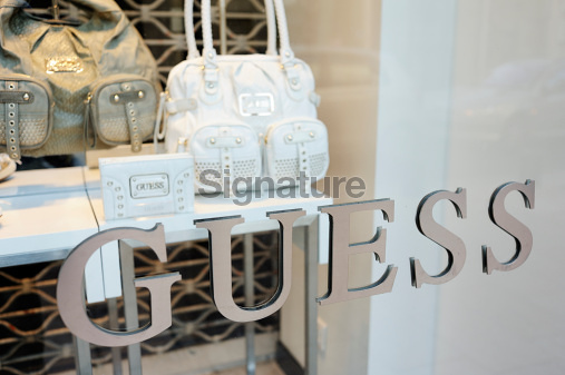 GUESS Window Display 이미지 (458539621) - 게티이미지뱅크