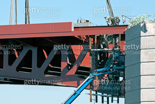Worker hammering bolts with sledgehammer on span of new drawbridge 이미지 ...