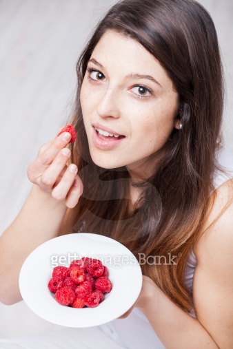 Girl with a plate of raspberry 이미지 (179137243) - 게티이미지뱅크