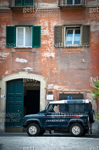 An Italian Carabinieri Land Rover Defender (458687563) - 게티이미지뱅크