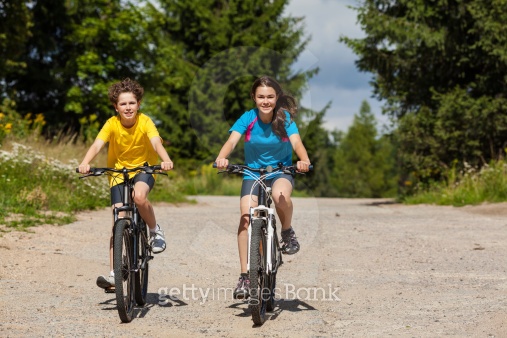 Urban biking- girl and boy riding bikes in city park 이미지 (186776314) - 게티이미지뱅크
