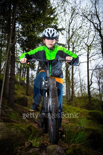 Teenage boy biking on forest trails 이미지 (186769184) - 게티이미지뱅크