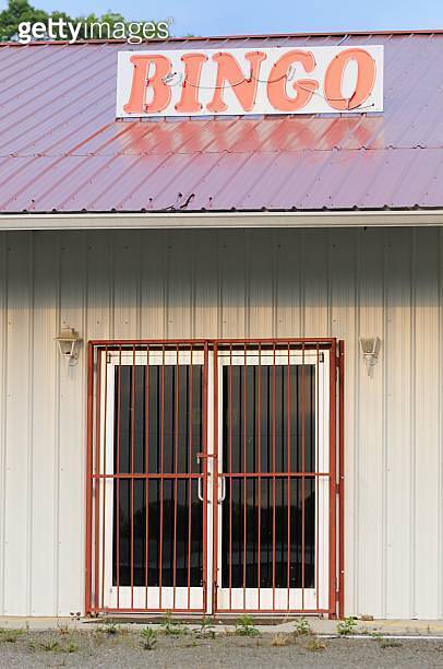 Bingo hall with locked door and sign 이미지 (453680909) - 게티이미지뱅크