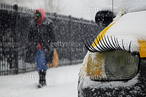 Every day life struggles with winter weather 이미지 (472134159) - 게티이미지뱅크