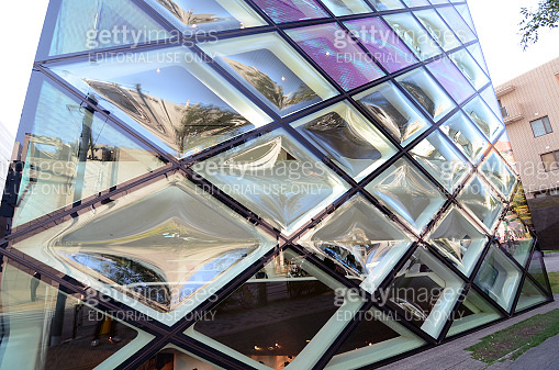 Prada store in Omotesando street in Tokyo 이미지 (515522177) - 게티이미지뱅크