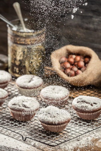 Falling icing sugar on fresh chocolate muffins (463577723) - 게티이미지뱅크