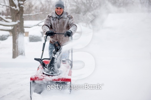 Man using snowblower in deep snow (475488787) - 게티이미지뱅크
