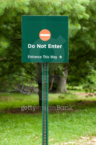 Do Not Enter and entrance direction sign 이미지 (510182811) - 게티이미지뱅크