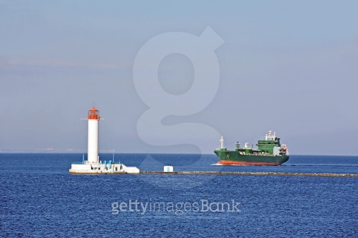 LPG (liquid petroleum gas) tanker and lighthouse (469816271) - 게티이미지뱅크
