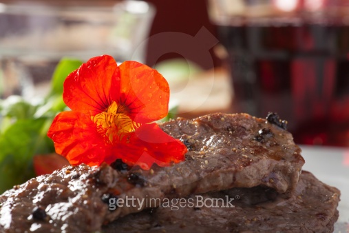 grilled steak with indian cress flower 이미지 (508857441) - 게티이미지뱅크