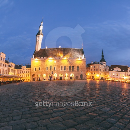 Tallinn Main Square with Town Hall 이미지 (498732505) - 게티이미지뱅크