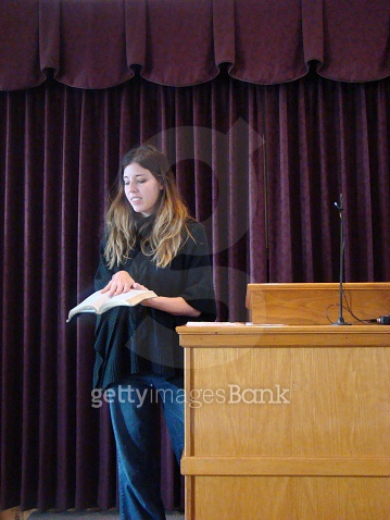 woman preaching with hands on the bible 이미지 (518910273) - 게티이미지뱅크