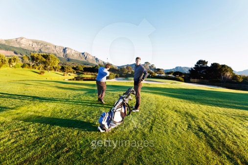 Two young men playing golf in idyllic surroundings 이미지 (508467303) - 게티 ...