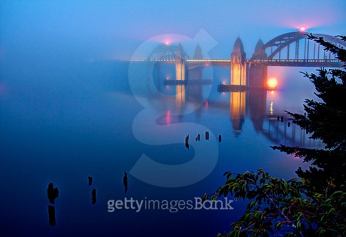 Siuslaw Draw Bridge Florence Oregon Coast Fog Mist Evening HDR 이미지 ...
