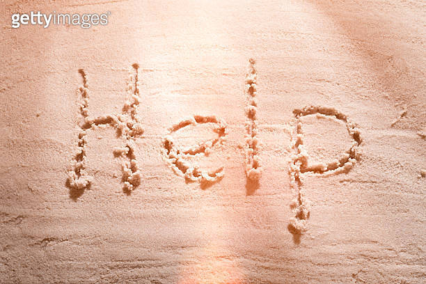Help sign on the beach 이미지 (488975381) - 게티이미지뱅크