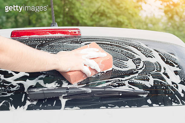 Washing the back windshield (518014601) - 게티이미지뱅크