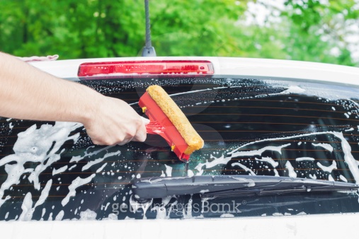 Washing the back windshield (504657425) - 게티이미지뱅크