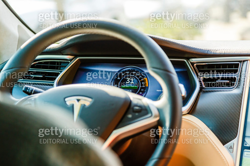 Cockpit of Tesla Model S car (477634285) - 게티이미지뱅크