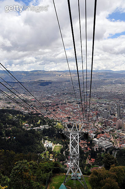 Bogota, Colombia: city and Monserrate hill cable car (523633683) - 게티이미지뱅크