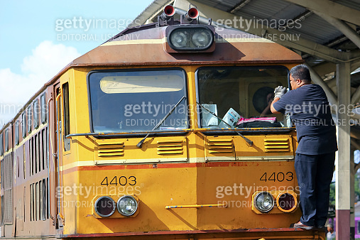 Train driver clean window of Alsthom Diesel locomotive (515280269) - 게티 ...