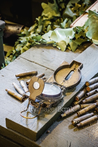 old army compass and bullets. still life (490771769) - 게티이미지뱅크