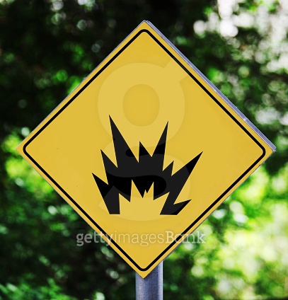 Yellow traffic label with explosion pictogram 이미지 (518014459) - 게티이미지뱅크