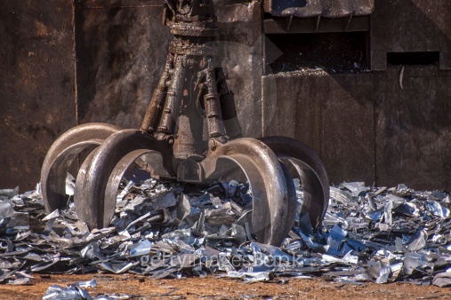 Huge mechanical grabber moves scrap metal 이미지 (480940381) - 게티이미지뱅크