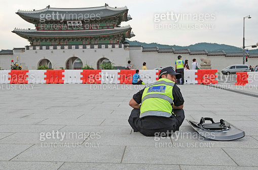 Riot Police Wait For Action in Seoul South Korea 이미지 (524403843) - 게티이미지뱅크