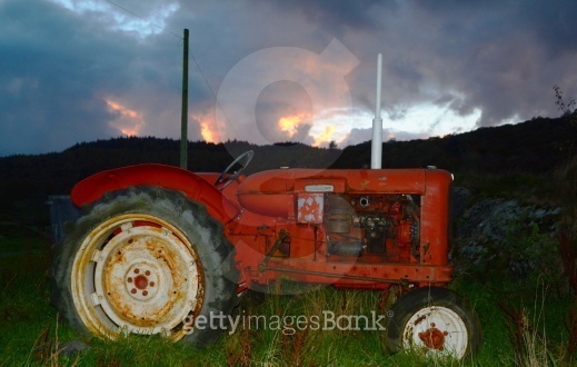 red farming tractor at sunset 이미지 (486785745) - 게티이미지뱅크