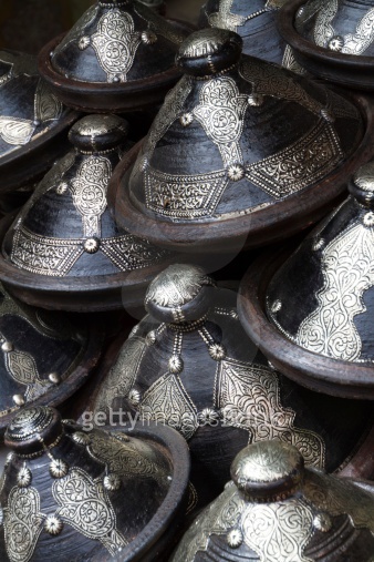 Traditional arabic decorated clay pots. 이미지 (481370945) - 게티이미지뱅크