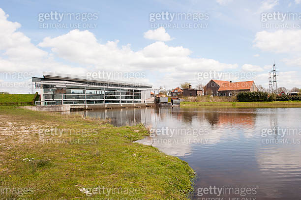 Historic and modern pumping station (494892301) - 게티이미지뱅크