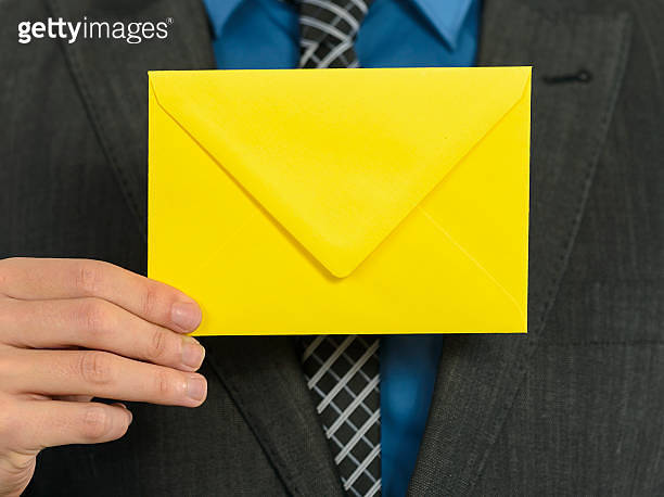 man with envelope (478865379) - 게티이미지뱅크