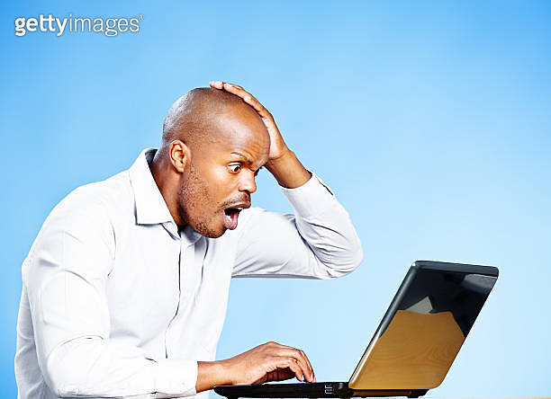 Shocked man looking at open laptop, aghast 이미지 (481339109) - 게티이미지뱅크