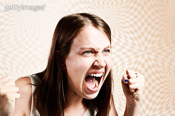 Furious young woman with clenched fists yells in defiant rage 이미지 ...