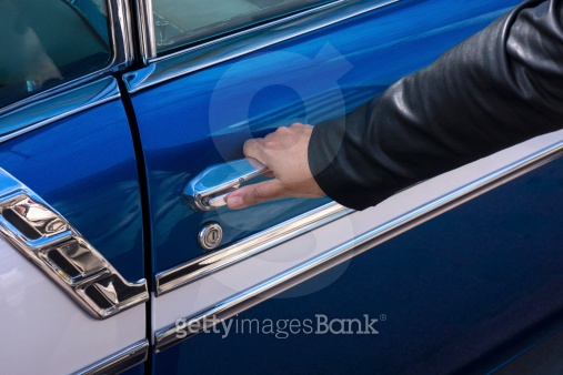 Opening door of the classic car 이미지 (490929039) - 게티이미지뱅크