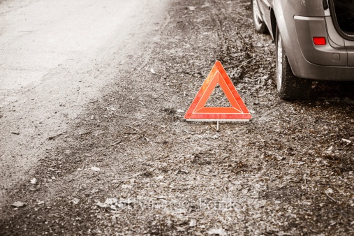 Breakdown of car. Red warning triangle sign on road 이미지 (512965043 ...