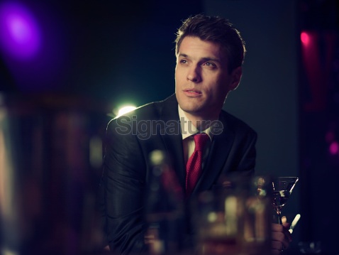 young man in a night club 이미지 (463638355) - 게티이미지뱅크