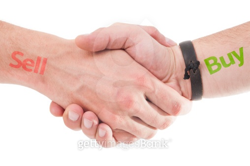 Sell Buy concept using handshake 이미지 (509464179) - 게티이미지뱅크